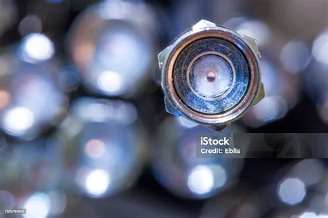 Tv에 사용 되는 동축 케이블의 근접 촬영 전기 케이블 내부 도체와 외부 방패 높은 주파수의 전기 신호를 전달 하는 데 사용 설치에 대한 스톡 사진 및 기타 이미지 Istock