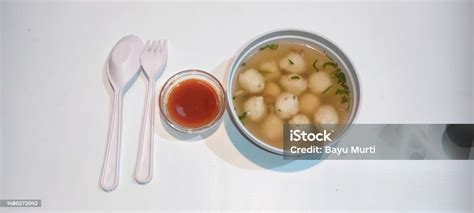 Pentol Kuah Atau Bakso Kuah Ayam Disajikan Dalam Mangkuk Khas Indonesia