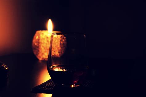 무료 이미지 빛 포도주 밤 유리 반사 불꽃 음주 어둠 양초 조명 아직도 인생 사진 3256x2171