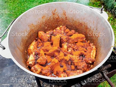 캠프 파이어에서 야외에서 만든 주전자에 맛있는 헝가리 굴 라시 0명에 대한 스톡 사진 및 기타 이미지 0명 가마솥 고기 Istock