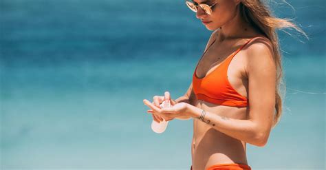 개인 관리 걱정 없는 건강한 피부 따뜻한 날씨 라이프스타일 레저 로션 모델 바다 바닷가 비치웨어 비키니 사람 선글라스 선탠 수영복 스킨케어