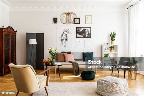 회색 세 티 및 빈티지 가구와 고급 스러운 거실 인테리어의 아늑한 카펫에 세련 된 베이지색 안락의 자 및 퍼프 가정의 방에 대한 스톡 사진 및 기타 이미지 Istock