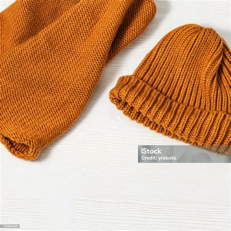 모직 니트 의류 울 모자와 스카프 흰색 나무 배경에 따뜻한 여성 겨울 옷 맨 위 보기 공간을 복사합니다 플랫 레이 가정 생활에 대한 스톡 사진 및 기타 이미지 Istock
