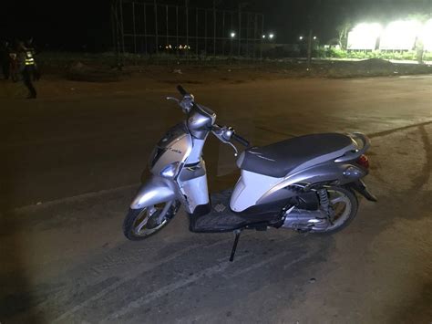 ជិះម៉ូតូស៊ុយហ្ស៊ុយគីឡេតឌុបគ្នាយ៉ាងលឿនទៅបុកខឿនថ្មពុះចែកទ្រូងផ្លូវបណ្ដាលឱ