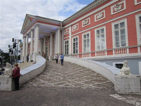 Кусково. Большой дом. Парадный вход справа - Фото Дом Солнца. Фотография 2