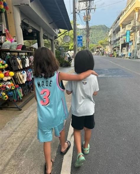 아이들 헤어스타일도 많이들 얘기 하시는데 윌리엄 벤틀리 너무 파격적인 장발 근황 포착됐다 이유