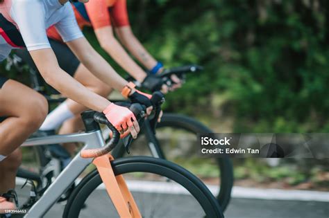 아침에 시골 지역에서 2 명의 아시아 중국 여자 로드 사이클리스트 사이클링의 측면 보기 손 자전거 타기에 대한 스톡 사진 및 기타 이미지 자전거 타기 스포츠 레이스