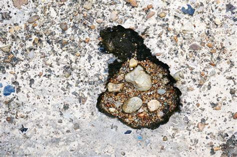 모래와 자갈로 채워진 구멍이 있는 부서진 아스팔트 콘크리트 도로 0명에 대한 스톡 사진 및 기타 이미지 0명 갈색 구멍 Istock