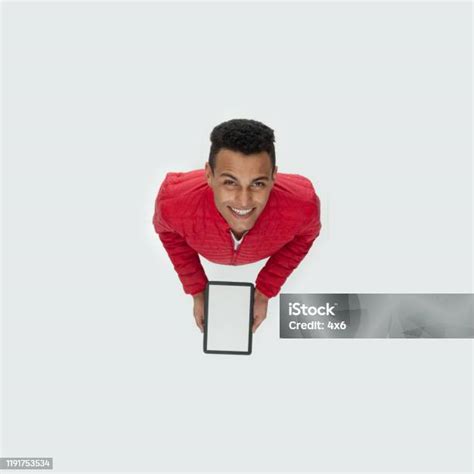 전체 길이카메라를 보고직접 위를 보고공중 보기한 남자1 명 만 2029 세 성인 잘 생긴 사람 검은 머리짧은 머리 아프리카 민족아프리카 계 미국인 민족 남성젊은 남자 서