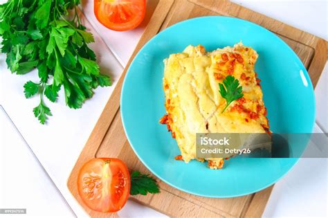 전통 이탈리아 파스타 Cannelloni입니다 구운된 관 파 르 마 치즈와 흰색 나무 테이블에 볘 샤 멜 소스와 다진된 고기와 함께 인형 가느다란 관에 대한 스톡 사진 및