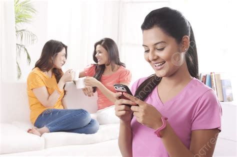 함께 여가 시간을 보내는 젊은 여성 사진 배경 및 무료 다운로드를위한 그림 Pngtree