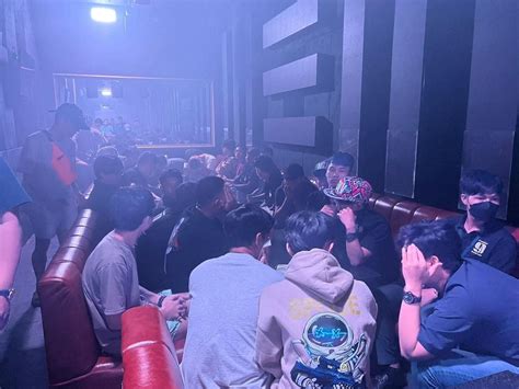 🔴សមត្ថកិច្ចឆ្មក់បង្ក្រាបក្លឹបកម្សាន្តមួយកន្លែង ឃាត់ខ្លួនមនុស្សជាង១០០នាក់ពាក់ព័ន្ធគ្រឿងញៀន