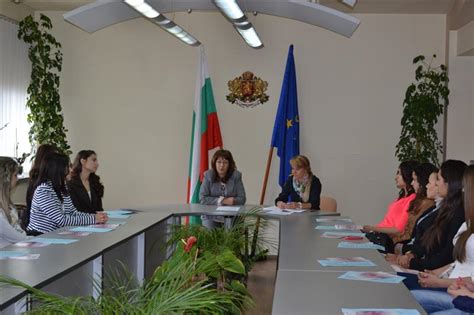 Казанлък инфо Кметът Галина Стоянова се срещна с участнички в конкурса „Царица Роза 2013“