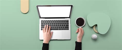 기하학적 모양의 물체가 있는 랩톱 컴퓨터를 사용하는 사람 3차원 형태에 대한 스톡 사진 및 기타 이미지 3차원 형태 개념 금융 Istock