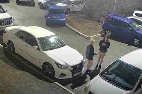 Gole Devojke Na Parkingu