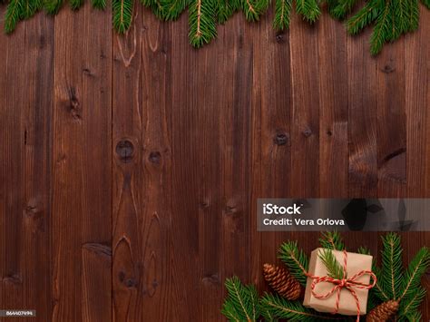 크 래 프 트 종이 꼬기와 전나무와 어두운 나무 배경에 콘에서 선물에서 크리스마스 구성 0명에 대한 스톡 사진 및 기타 이미지 0명 갈색 나비매듭 Istock