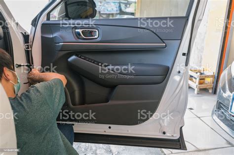 작업장에서 자동차 문제를 확인하기위한 차량 문 부분을 포장하는 정비사 남자 35 39세에 대한 스톡 사진 및 기타 이미지