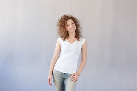 생강 젊은 밝은 행복 Curlyhair 소녀 광범위 하 게 웃 고 회색 배경 위에 카메라를 보고 유럽 빨강 Hirstyle 여성 좋은 분위기 있고 즐거운 얼굴 사람들이 개념