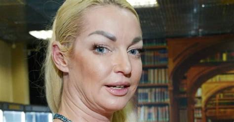 Вдрызг пьяная Анастасия Волочкова вцепилась зубами в курицу как Тузик в грелку ТОП фото