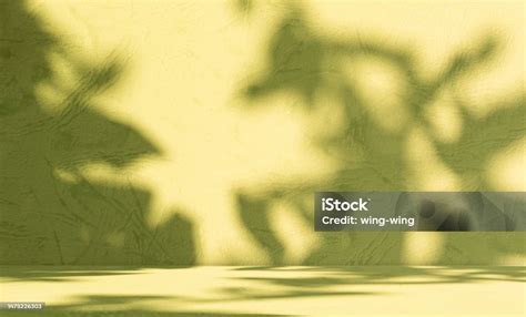 로프트 제품 여름 스튜디오 룸 배경 연단 Pland 시멘트 콘크리트 배경에 노란색 그림자 잎 창 집 바닥 벽 테이블 주방 카운터 바 책상 선반 템플릿에서 빛 오버레이 가을에