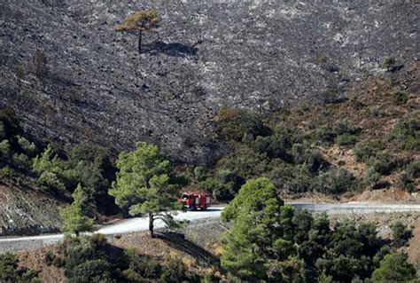 Ανατράπηκε πυροσβεστικό όχημα εκτός ελέγχου η φωτιά στο Κοιλάνι