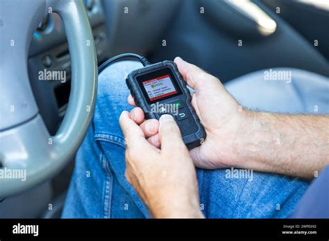 Using Diagnostic Car Code Reader To Erase Error Codes And Turn Off