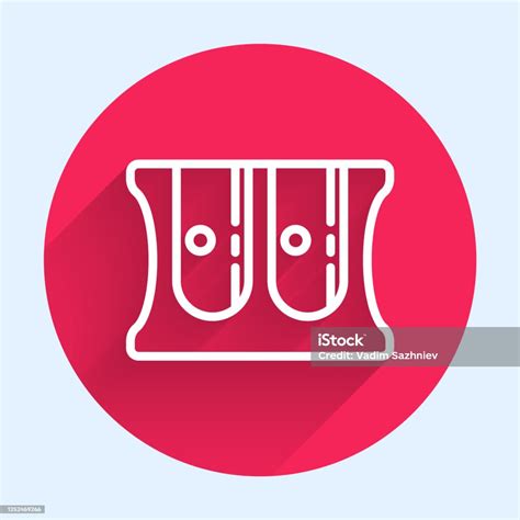 긴 그림자로 격리 된 화이트 라인 연필 깎기 아이콘 빨간색 원 버튼입니다 벡터 일러스트레이션 갈음질에 대한 스톡 벡터 아트 및