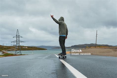 여름에 빈 구불 구불 한 산악 도로에 롱 보드를 타고 젊은 남자 뒷모습 나무에 대한 스톡 사진 및 기타 이미지 나무 남자