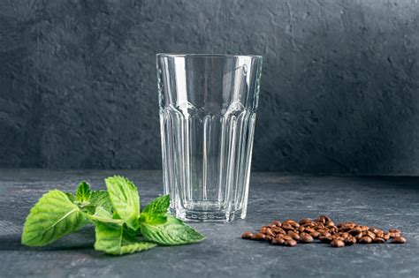 민트와 우유로 아이스 커피를 레시피 커피 칵테일을 위한 빈 유리 법률 키의 어두운 배경에 시원한 다과 여름 음료 텍스트공간을 복사합니다 물에 대한 스톡 사진 및 기타 이미지