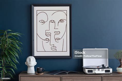 모의 포스터 프레임 나무 컴모드 비닐 레코더 와 우아한 개인 액세서리와 현대 거실 인테리어 디자인의 창조적 인 구성 파란색 벽 홈 스테이징 템플렛 공간을 복사합니다 0명에