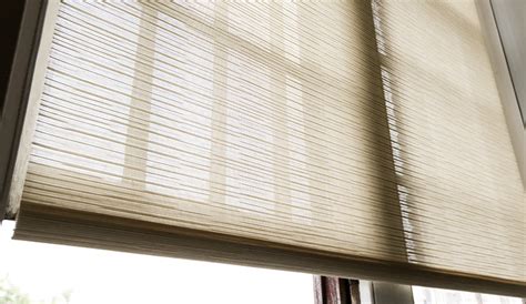 Рулонные шторы из натуральных тканей с фактурным рисунком.