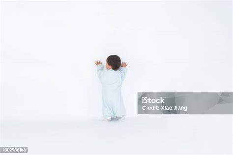 유아 아동 아기 여자 아이 유아 기저귀에 게 흰색 배경에 고립 하는 첫 번째 단계 1위에 대한 스톡 사진 및 기타 이미지 1위 건강한 생활방식 걷기 Istock