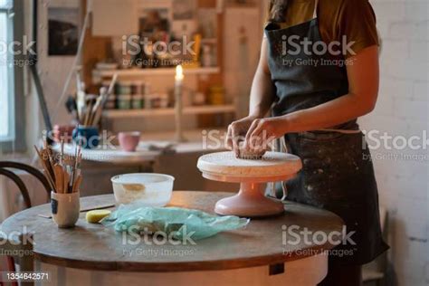 도자기 바퀴에 성형 및 조각 원시 점토에서 주전자를 형성하는 아트 스튜디오의 여성 장인 25 29세에 대한 스톡 사진 및 기타 이미지 25 29세 공예 공예 제품