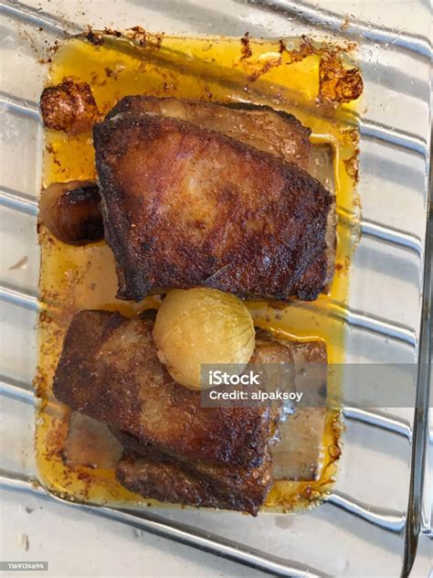 구운 송아지 갈비 는 유리 그릇에 샬롯 양파와 고기를 잘라 봉사 할 준비 갈비 스테이크에 대한 스톡 사진 및 기타 이미지 갈비 스테이크 건조한 굽기 Istock