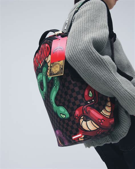 Рюкзак SPRAYGROUND B4792 eco street art snake купить в интернет ...