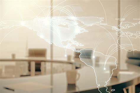 현대 회의실 배경 빅 데이터 및 블록 체인 개념에 대한 연결이있는 추상적 인 디지털 월드 맵 홀로그램의 이중 노출 글로벌 커뮤니케이션에 대한 스톡 사진 및 기타 이미지