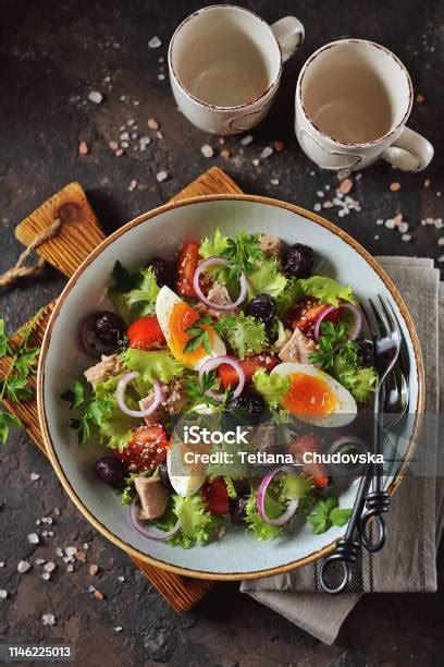 참치 통조림 체리 토마토 햇볕에 말린 올리브 붉은 양파 달걀 및 파마산 치즈를 곁들인 건강 한 유기농 양상추 샐러드 평면도 0명에 대한 스톡 사진 및 기타 이미지 Istock