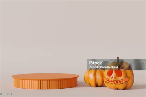 베이지색 배경에 장난기 넘치는 잭오랜턴 단순한 호박을 특징으로 하는 미니멀리스트 할로윈 디스플레이 연단으로 계절 제품 쇼케이스 휴일 판매 축제 마케팅 비주얼에 적합합니다 3
