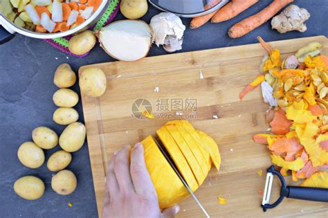 在木板上切胡萝卜土豆洋葱大蒜和南瓜做南瓜汤的蔬菜高清图片下载 正版图片506146573 摄图网