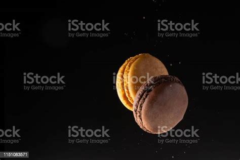 검은 배경에 코코아 가루와 함께 프랑스어 마 카로 니 제과 배경 검정색 배경에 대한 스톡 사진 및 기타 이미지 검정색 배경 마카롱 샌드위치 음식 Istock