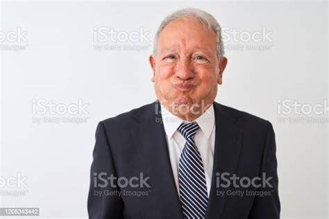 재미 있는 얼굴과 고립 된 흰색 배경 퍼핑 뺨 위에 서 양복을 입고 선임 회색 머리 사업가 공기 미친 표정으로 입이 팽창 가득 찬에 대한 스톡 사진 및 기타 이미지 Istock