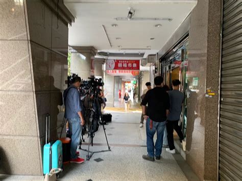 剛剛經過杭州南路 看到好多記者 攝影機 對著一棟大樓的門口 不知道等著拍什麼 有人知道嗎