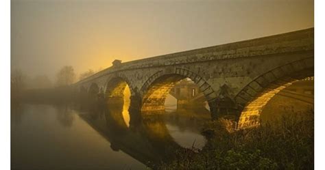 Трагедия Майка се хвърли в река с трите си деца