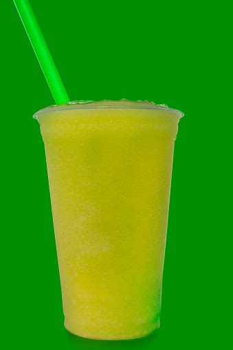 아이스크림 진창 냉동 다채로운 냉동 과일 그라니타 음료의 파노라마 정물화는 아이스크림 빨대 맛 맛이 있는 테이크아웃 플라스틱