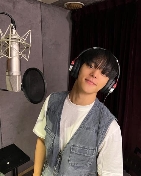 김우진 Kim Woojin 우진 행복을 바라보며🐻‍ ️💚 Instagram