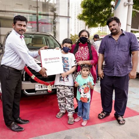 Photos புது கார் வாங்கிய குக் வித் கோமாளி பிரபலம் விலை எவ்வளவுன்னு பாத்திங்களா Actor