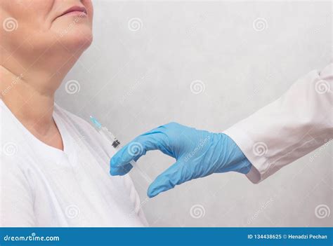 The Doctor Makes The Woman Puncture The Thyroid Gland To Clarify The