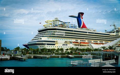 Nassaubahamas Dec 262023 Tourist Enjoying The Local Shops While The Cruise Ships Docks At