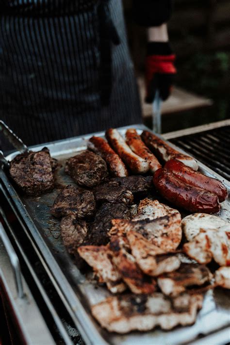 집게 Bbq 고기 구운 고기 굽다 그릴 김이 나는 꼬챙이 다육 다정한 담배를 피우다 라이프스타일 레스토랑 맛있는 먹음직스러운 미식가 바비큐
