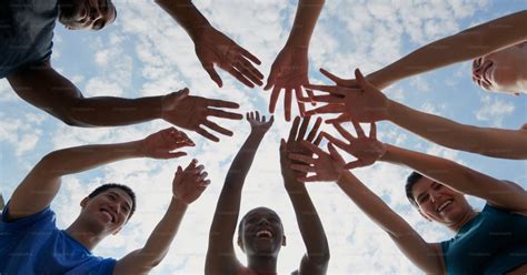 한 무리의 사람들이 손을 모으고 원을 그리며 서 있는 모습 사진 Unsplash의 클럽 운영 이미지